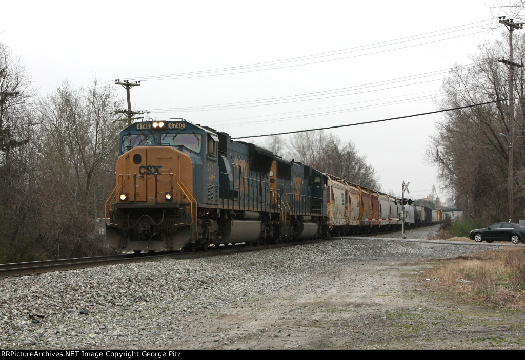 CSX 4740 and train Q370